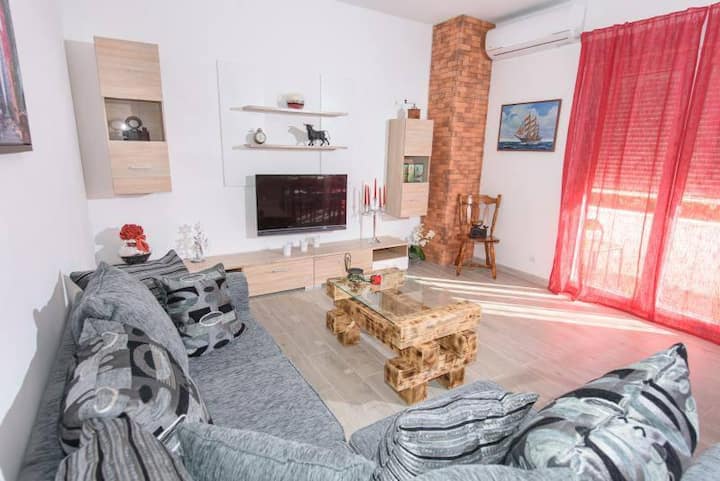 Zara Apartman + Privatan Parking I Terasa - Kaštela
