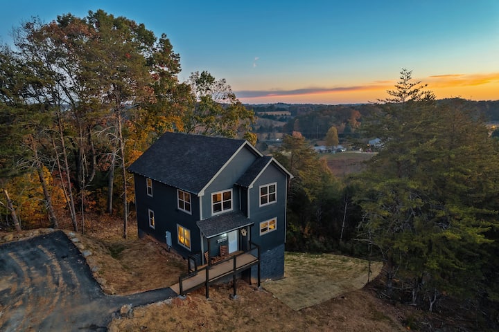 Brand New! Easy Roads! Views! Hot Tub! Bunk Room! - Douglas Lake, TN