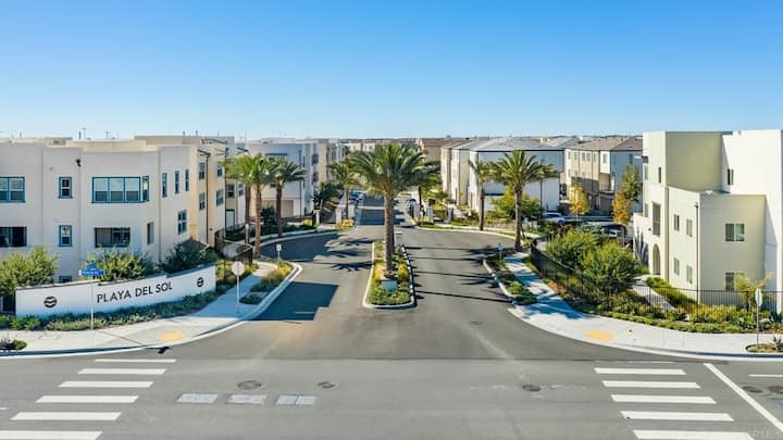 Lovely 2 Bedroom 2.5 Bathroom Townhome With Pool - San Diego, CA