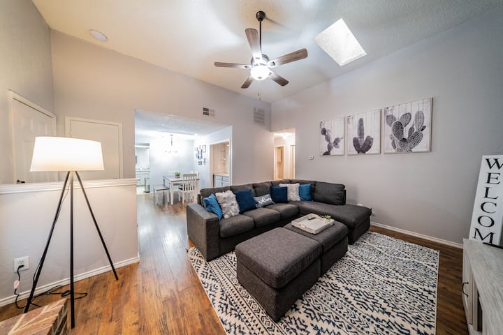 Cheerful Townhouse 5 Min Walk To At&t Stadium - Globe Life Park - Arlington