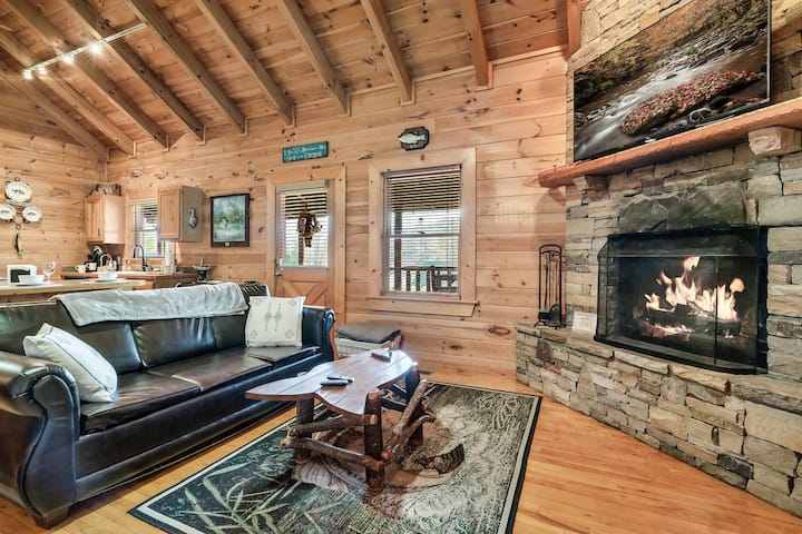 Spectacular Mtns Views+hot Tub/pool Table/pvt Pond - Townsend, TN