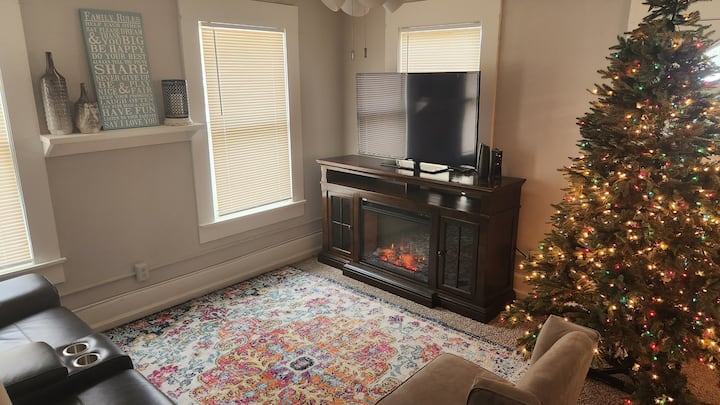 Cheerful Downtown 3-bedroom Home With Parking - St. Cloud, FL