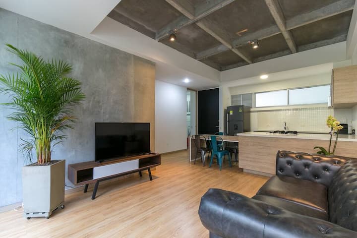 Spacious El Poblado Apt: Modern W/ Fast Wifi - Envigado