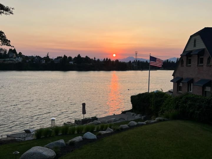 Cozy Manette Bremerton Waterfront Cottage - Port Orchard, WA