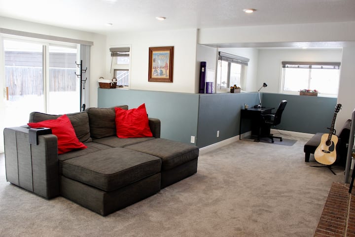 The Golden Hearth Walkout Apt With Outdoor Patio - Golden, CO