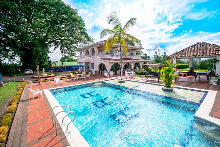 Villa Exclusiva Con Piscina Y Cancha De Tenis - La Tebaida