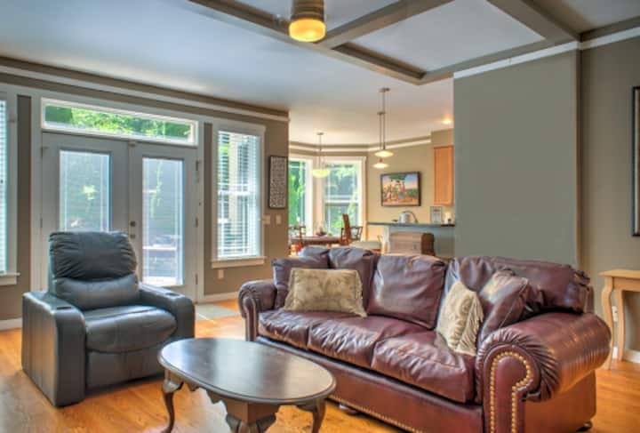 Spacious Cozy Pet-friendly Home - Asheville, NC