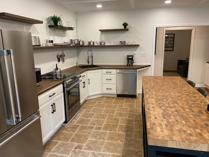 Bright, Open, Stylish Space Near Trilith Studios - Peachtree City, GA