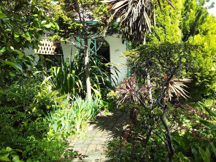 Quaint Georgian Three Bedroom Cottage With Parking - Hobart