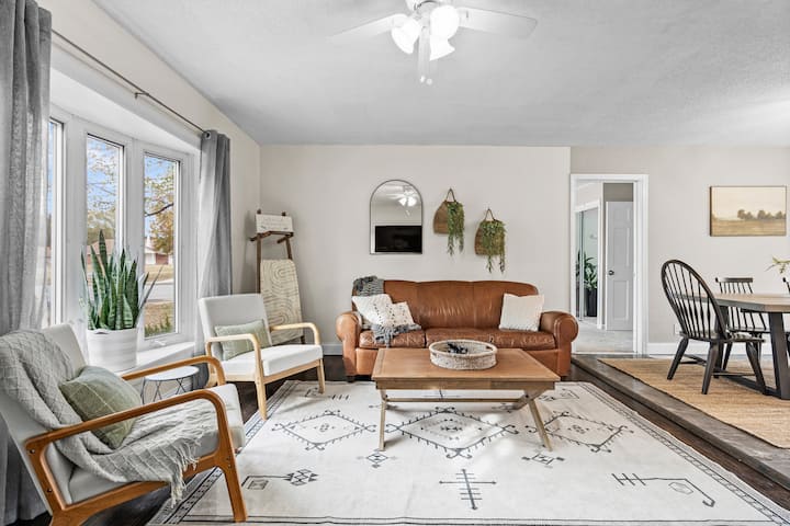 3bd | 2ba Home | Fire Pit, Gazebo & Fenced Yard - Overland Park, KS