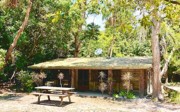 Ferns Hideaway Byfield - Rustic Pioneers Log Cabin - Byfield National Park
