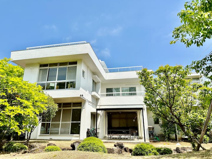 桜並木まで徒歩で！家根付きテラスで雨の日でもBbqが楽しめる！一棟貸し宿"chelsea's" - Itō