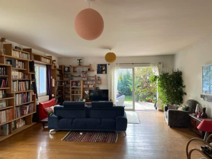 Maison De 200m2 (Avec Un éTage) & 250m2 De Jardin - Paris