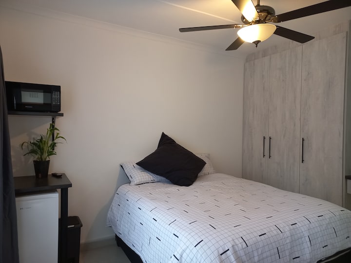 Lovely 1 Bedroom Airbnb Close To Hospital - Amanzimtoti