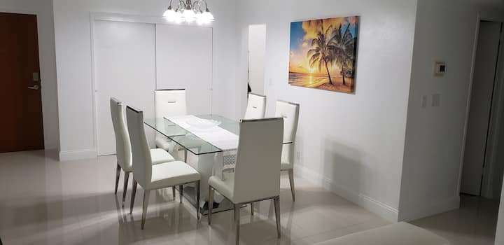 Penthouse Recently Renovated - Hollywood, FL
