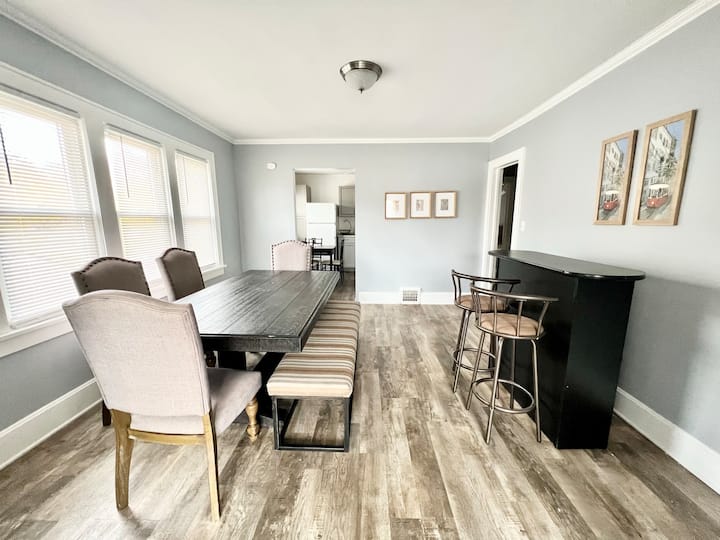 Cozy ! 2 Bedroom 
Upper, Walking Distance To Lake. - Kenosha, WI