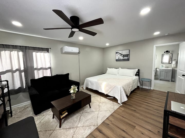 Large Studio W/ King Bed | Easy Highway Access! - Wichita State University, Wichita