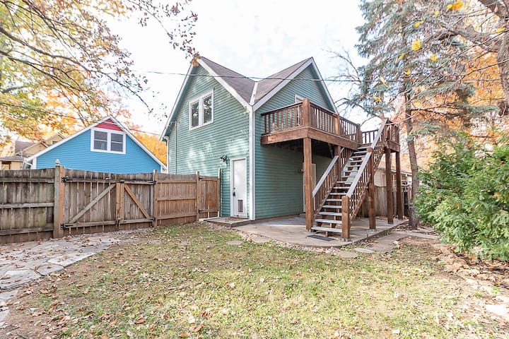 Adorable Guest House With Free Parking - Lawrence, KS