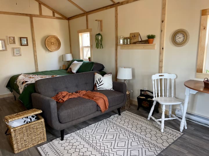 4. Spacious Tiny Home Farm Stay | Spring Escape - Ottawa