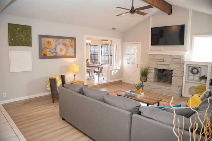 Newly Remodeled Cozy 3-bedroom Home - Broken Arrow, OK