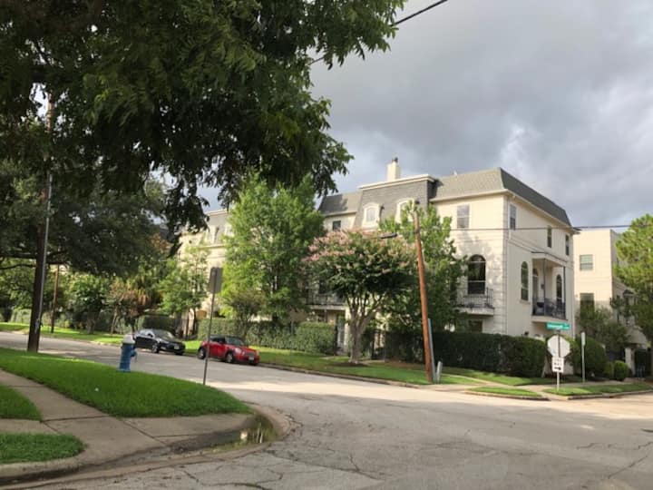 Beautiful Room In The Best Location Of Houston - Houston, TX