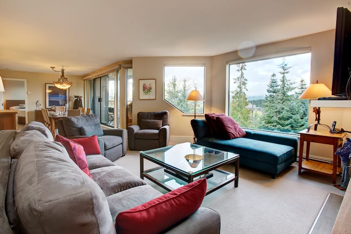 Ski In/out 2 Bed/2bath W Pool/hottub & Great Light - Whistler