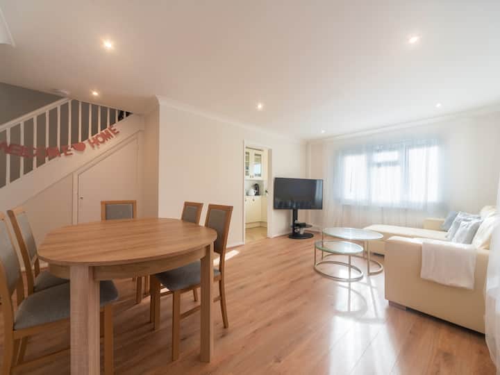 Stylish 2 Bedroom Family Retreat - Epsom