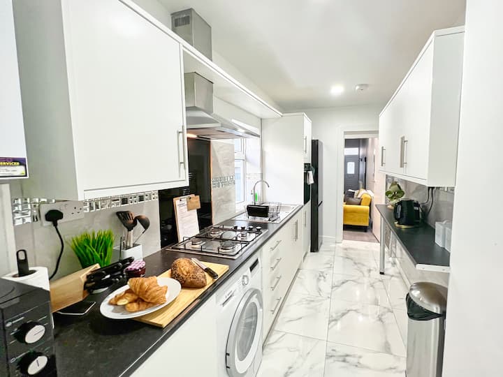 *Sleeps 9* Modern, 4 Bed House - Contractors - Birmingham