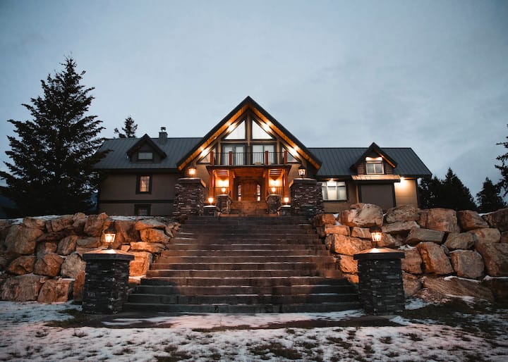 Grey Rock Chalet - Hot Tub, Theatre, 8000 Sq/ft - Fairmont Hot Springs, BC