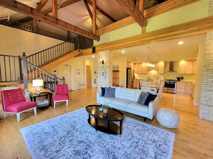 Penthouse, Sleeps 10 At Grand Traverse Commons - Traverse City, MI