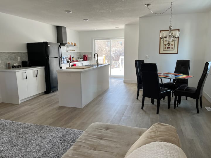 Cheerful Renovated Home Near Sylvan Lake Bay - Sylvan Lake, AB