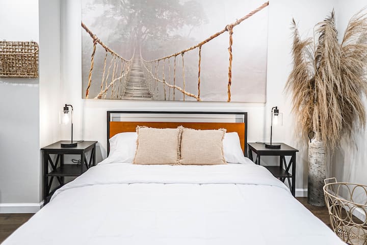 Luxury Apt—2 Bed/1 Bath, Freeparking, Near Airport - Garden City, NY