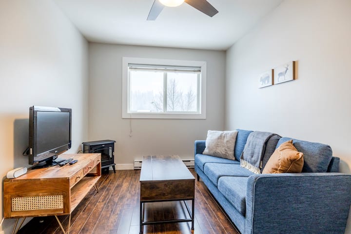Modern 1 Bed Suite | Fireplace | Great Location - Fernie