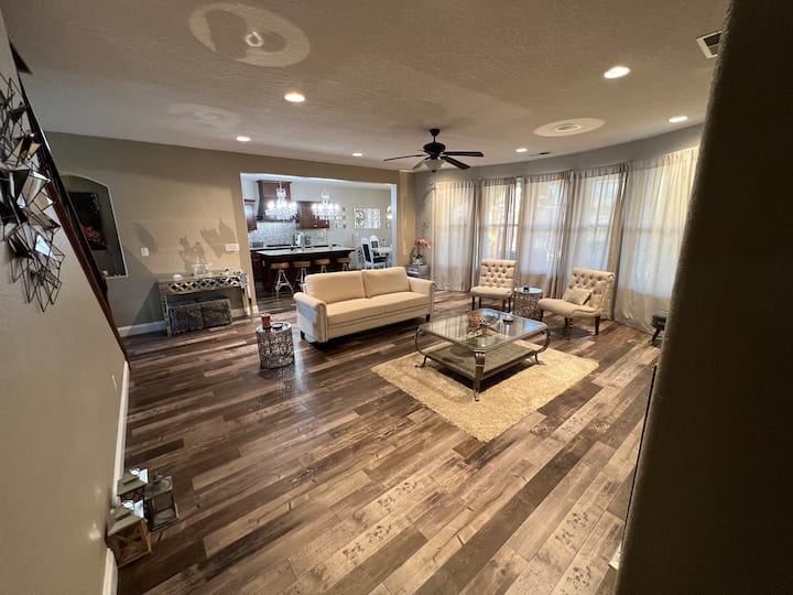 Cheerful 5-bedroom Home With Indoor Fireplace - Fresno, CA