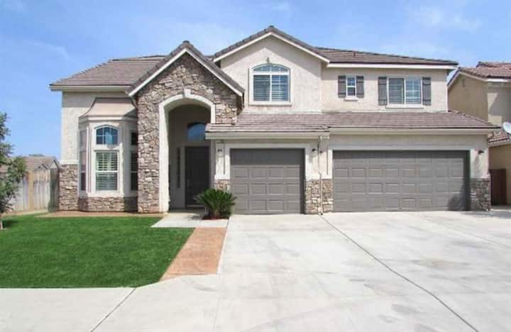 Cheerful 5-bedroom Home With Indoor Fireplace - Fresno, CA