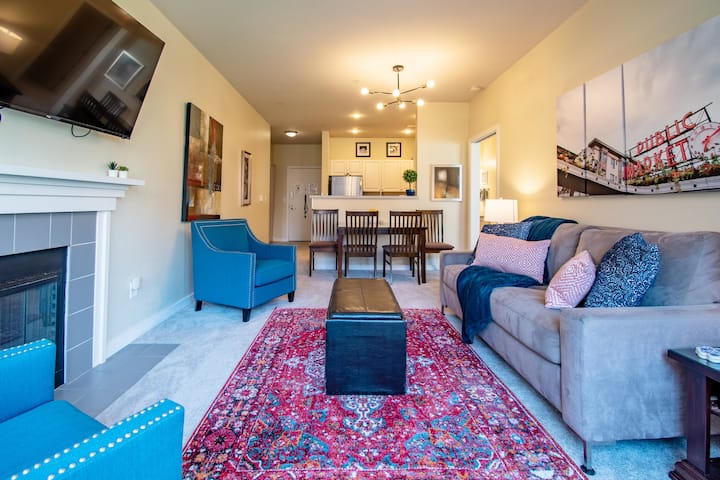 Beautiful 2br, 2ba Condo With Pool & Free Parking - Seattle, WA