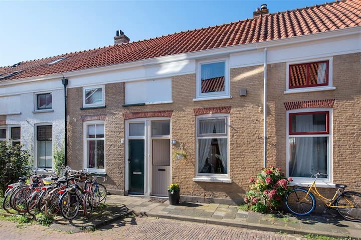 Leef Als Een Local In Deze Populaire Buurt! - Delft