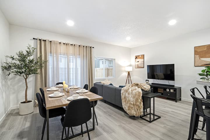 Modern & Cozy Gem Near Vineyards - Forest Grove, OR