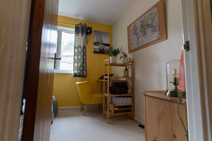 Comfy Room Close To St Davids St - Crediton
