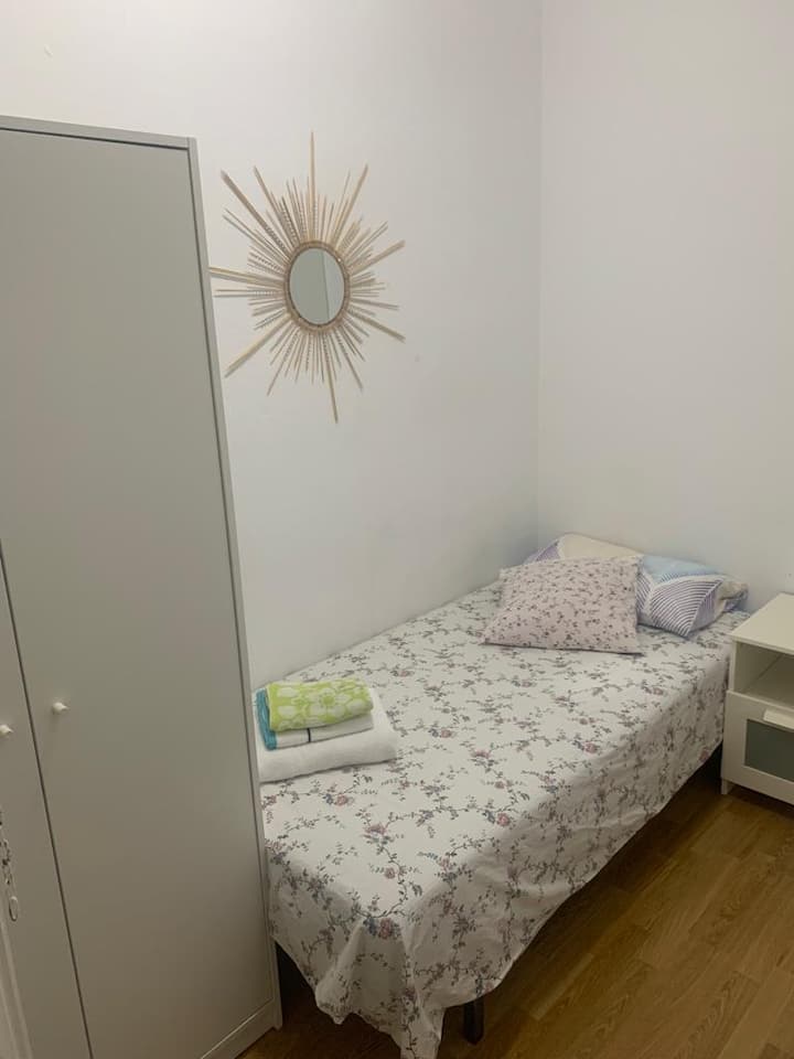 Habitación Pequeña En Poble-sec, Cerca A Montjuic - Barcelona