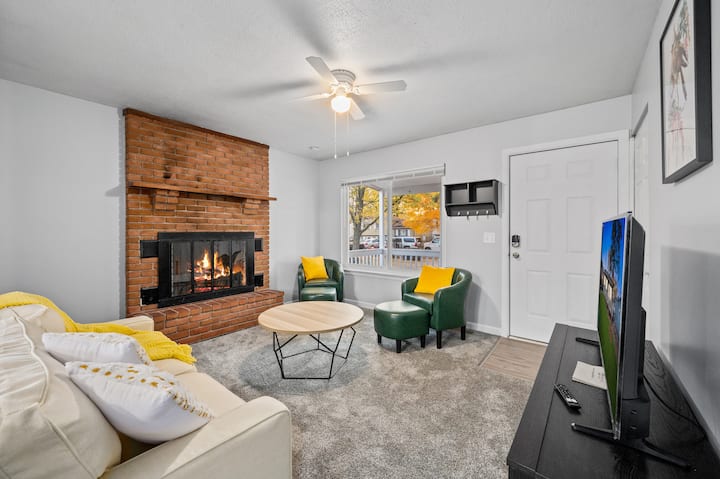 Cozy 3 Bedroom Home With New Updates And Furniture - Toledo, OH