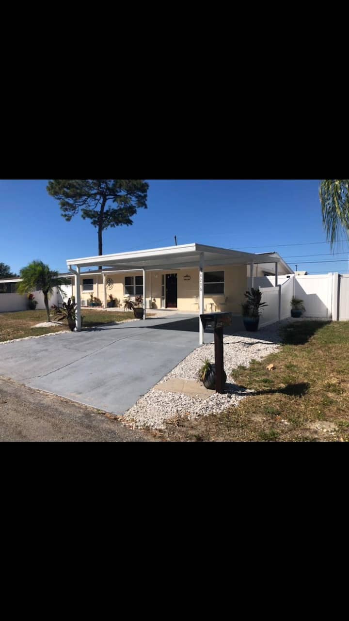 Cheerful 3 Bedroom Home - Tarpon Springs, FL