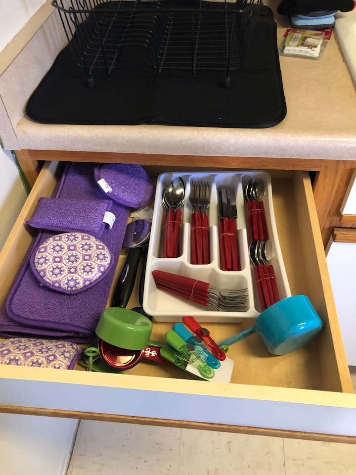 Cozy 3 Bedroom Home With On-site Parking. - Pueblo, CO