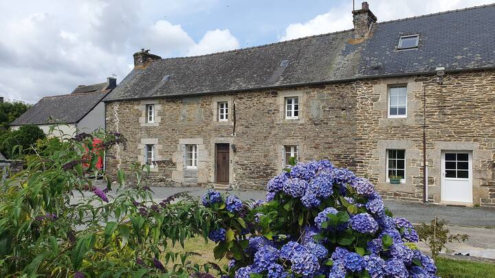 Atmospheric 3 Bedroomed Village House, Brittany - Locarn