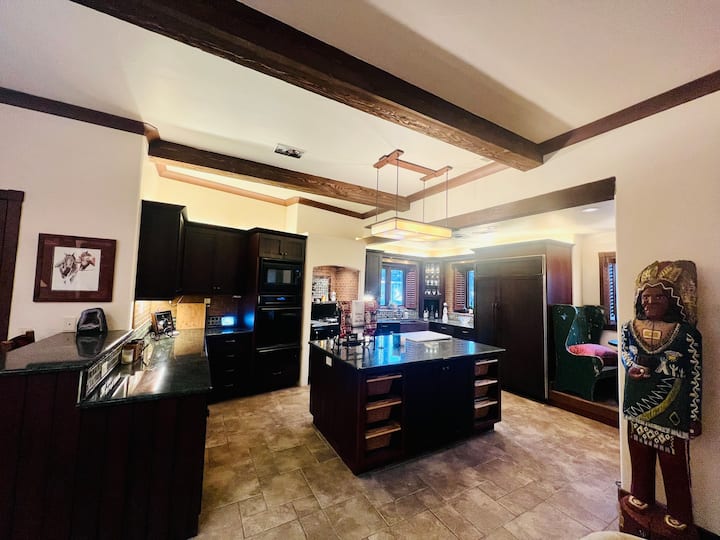 Colorful & Unique Ruidoso Home In Midtown - 魯伊多索