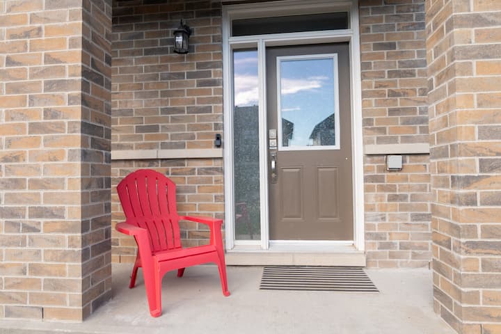 Stylish 3bdrm Spacious Townhome With Free Parking - Ottawa