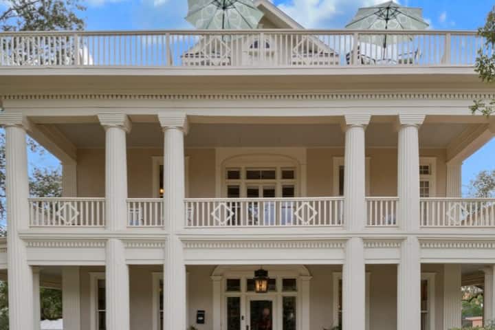 Downtown Mansion 2 Balconies Sleeps 2-20 In 1 Home - San Antonio, TX