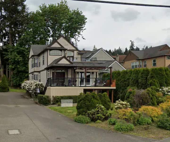 Cheerful Home With A Lake View , Indoor Fireplace - Sammamish, WA