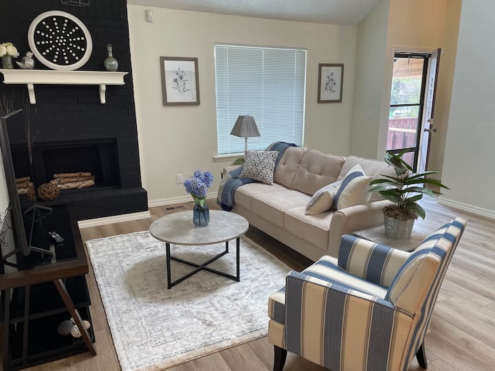 Beautiful Midwest City 2 Bedroom Close To Tinker - Midwest City, OK