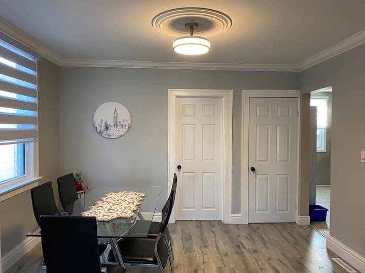 Delightful 2-bedroom Home With Free Parking/ Wi-fi - Windsor